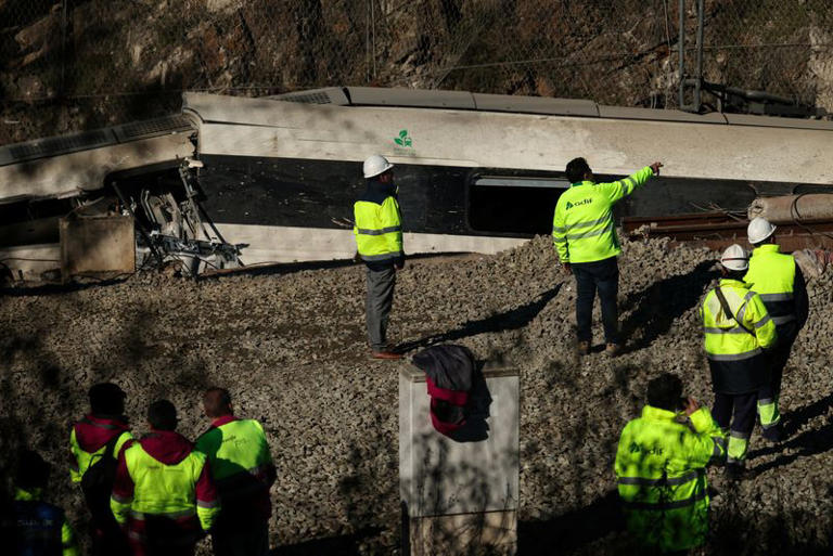 Spanish train drivers call three-day strike after deadly derailments