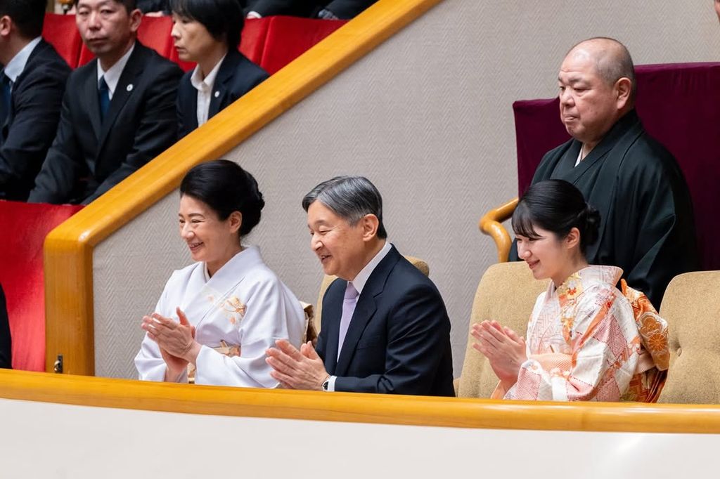 Con kimonos y sandalias regionales, Naruhito y Masako reaparecen con su ...