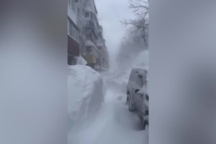 Snowfall in Russia buries cars and forces residents to dig tunnels ...
