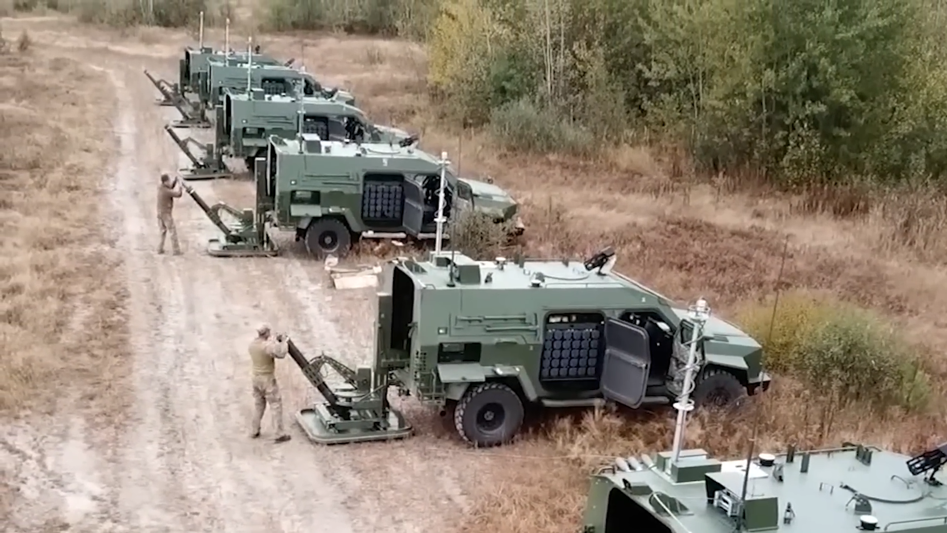 Elite Ukrainian forces deploy a hidden howitzer to halt Russian troops