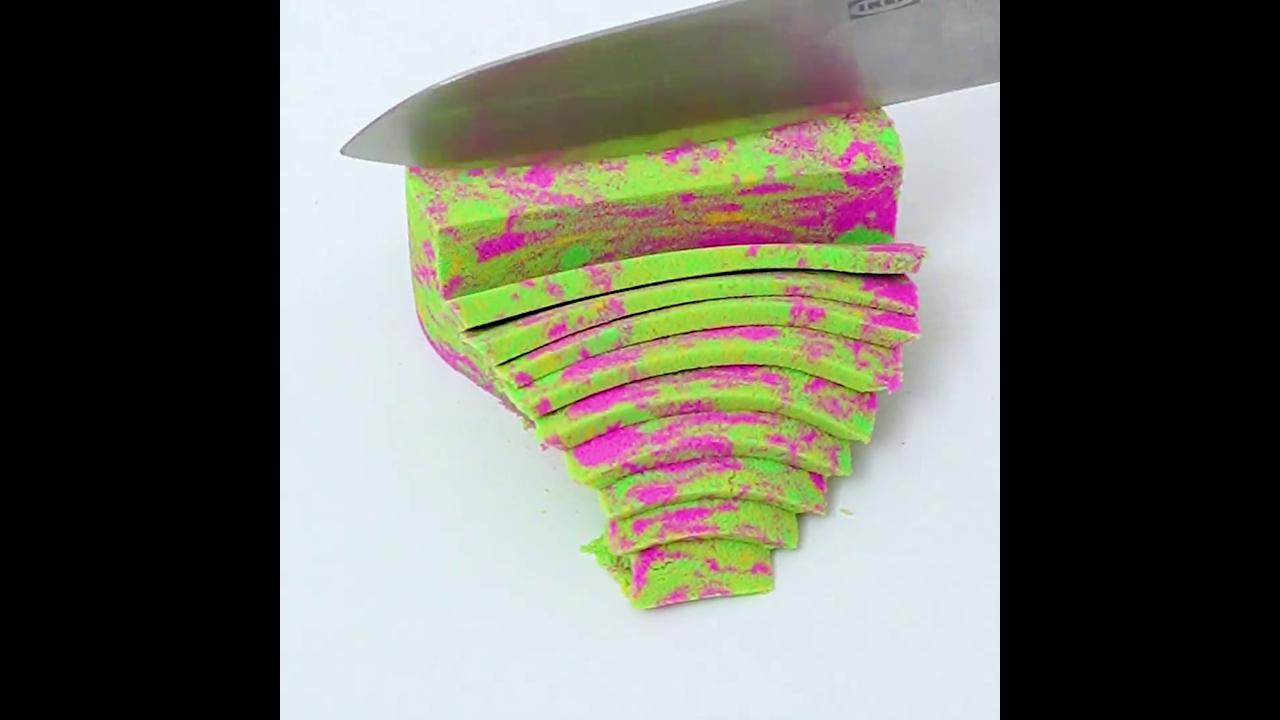 Knife scraping green and pink heart mixed sand ASMR