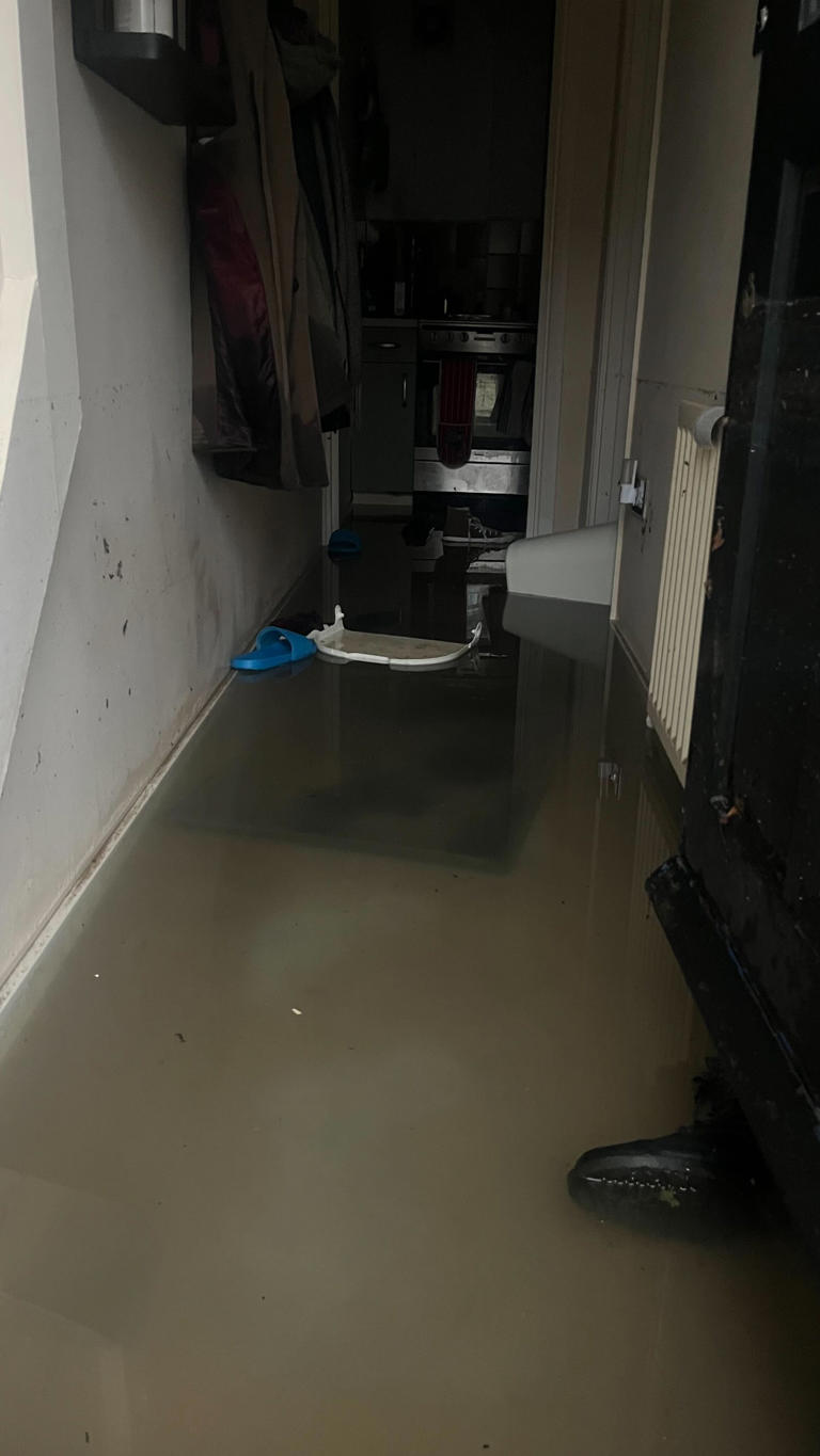 Burst water main floods affluent west London streets and shuts schools