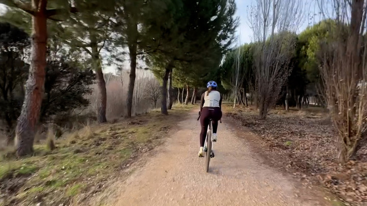 Laura Escanes cambia los esquís por la bicicleta en su faceta más ...