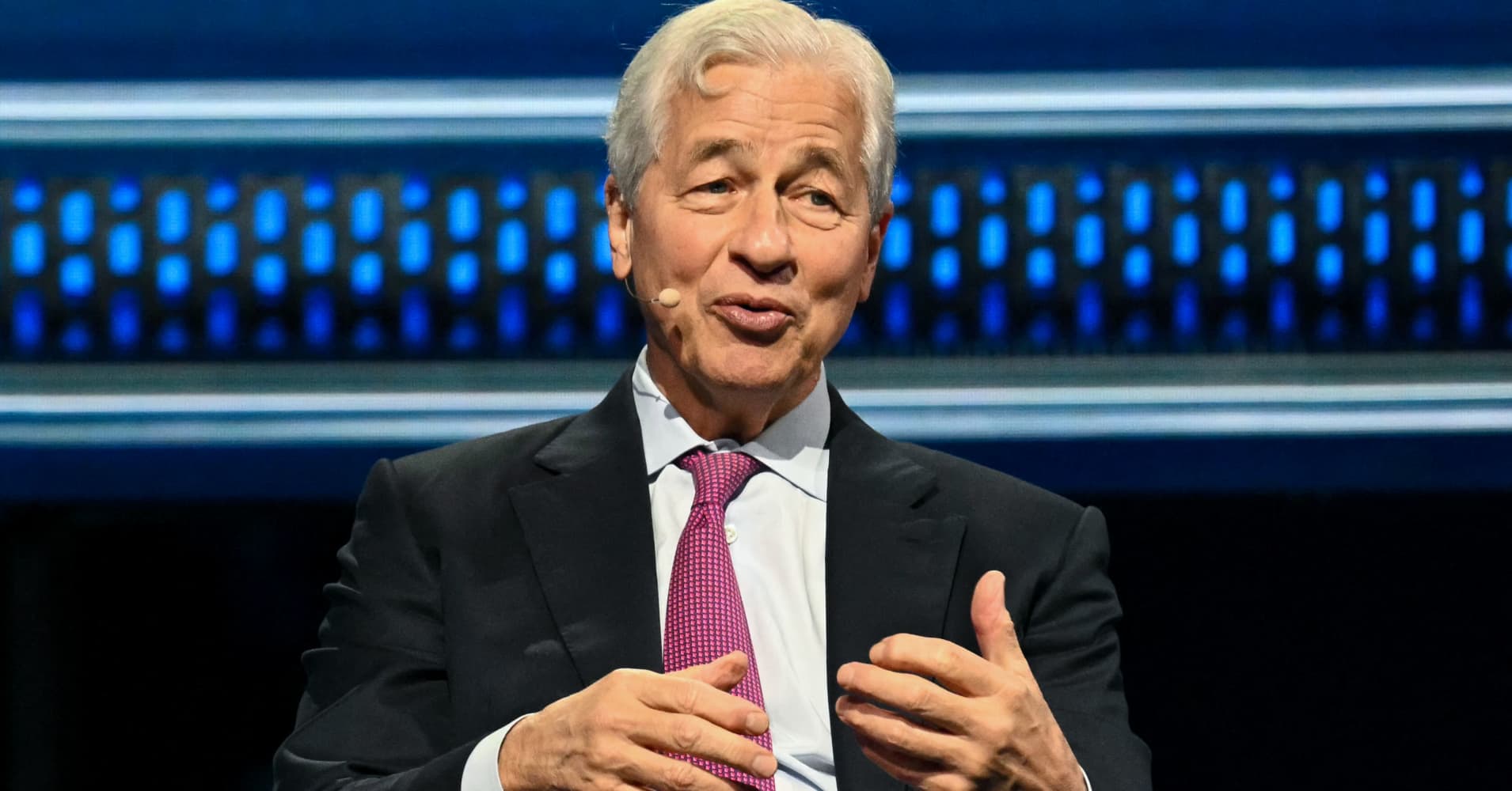 Jamie Dimon says US should impose Trump's credit card rate cap in ...
