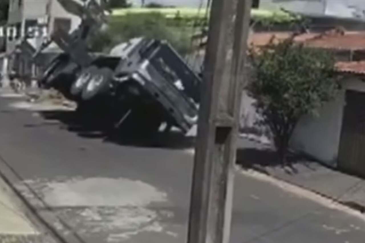 Terrifying video captures moment crane falls on houses in Brazil