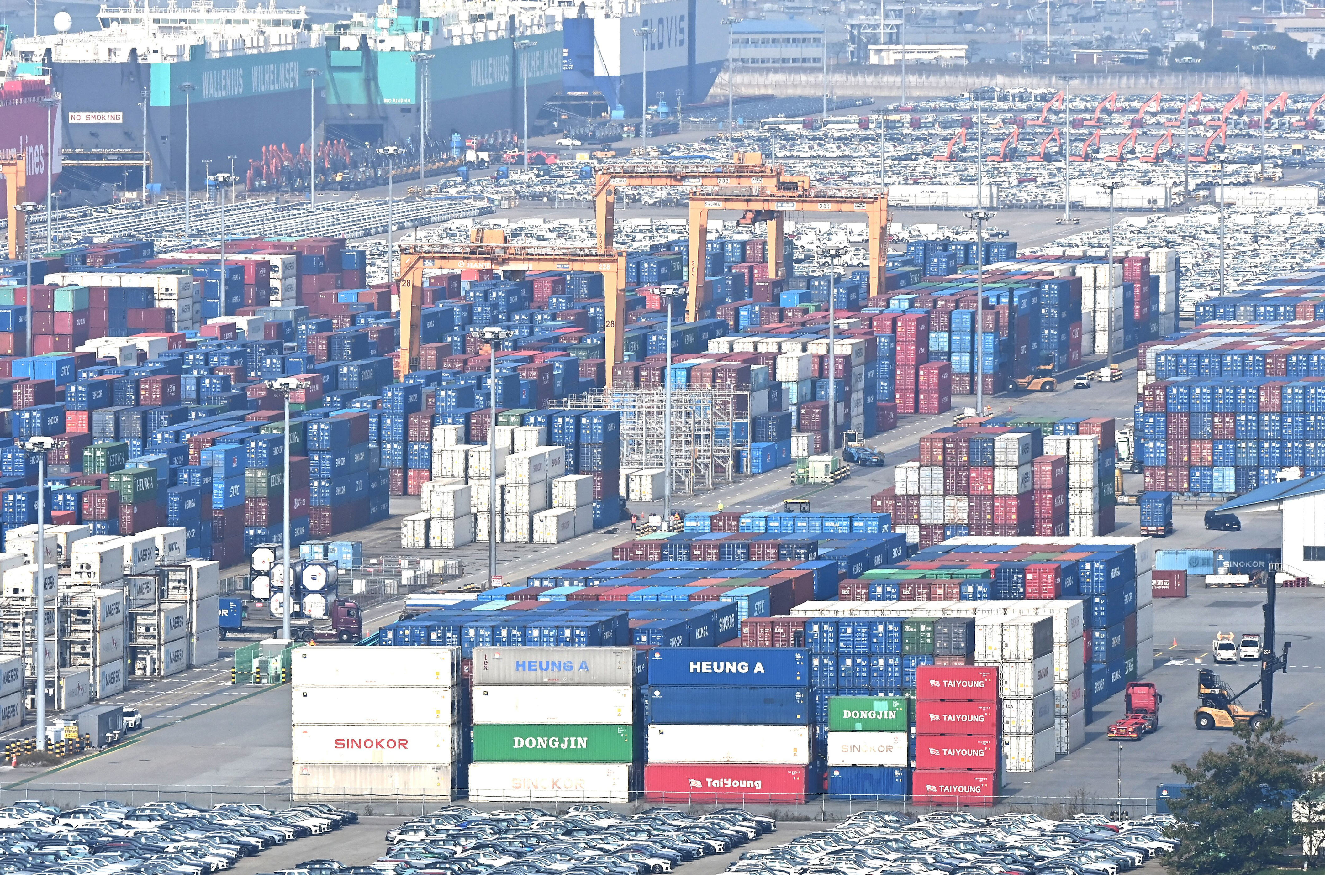 South Korea postpones $20 billion US investment over weak won