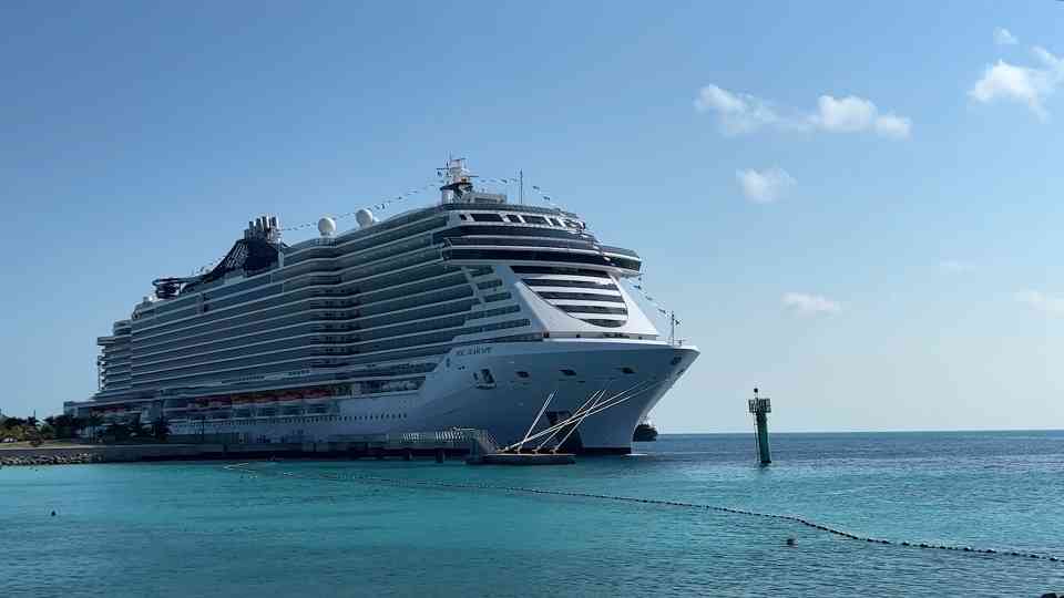 Large cruise ships vs small cruise ships - the choice most travelers ...