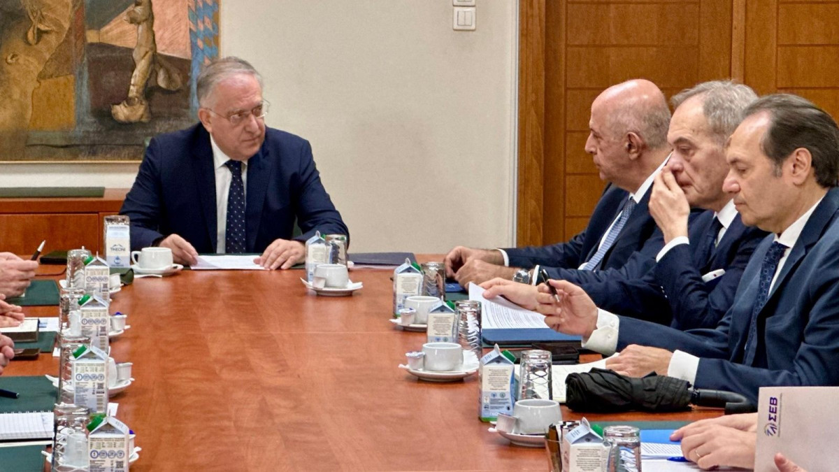 Συνάντηση Θεοδωρικάκου - ΣΕΒ: Έρχεται το νέο νομοσχέδιο για τη βιομηχανία