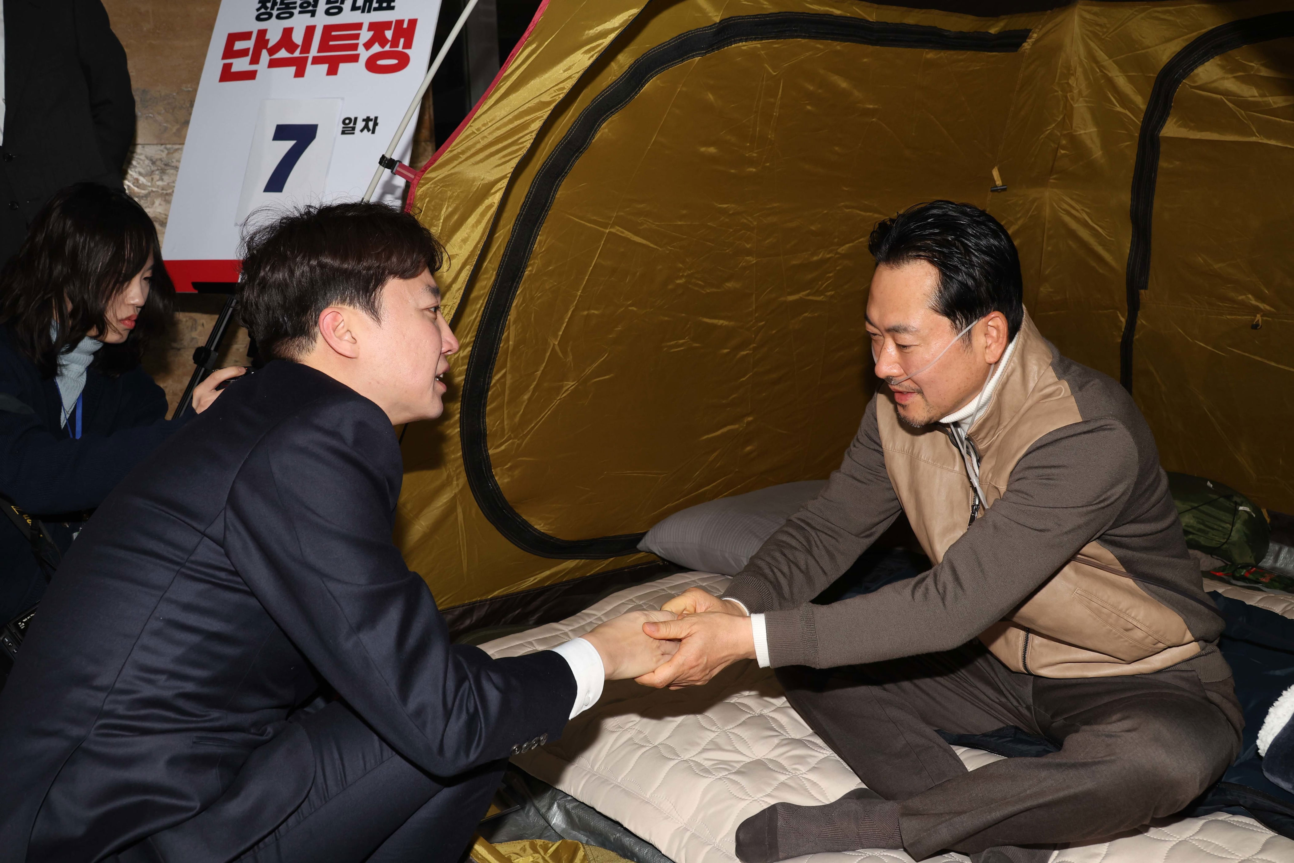 People Power Party leader Jang Dong-hyeok's hunger strike for dual ...