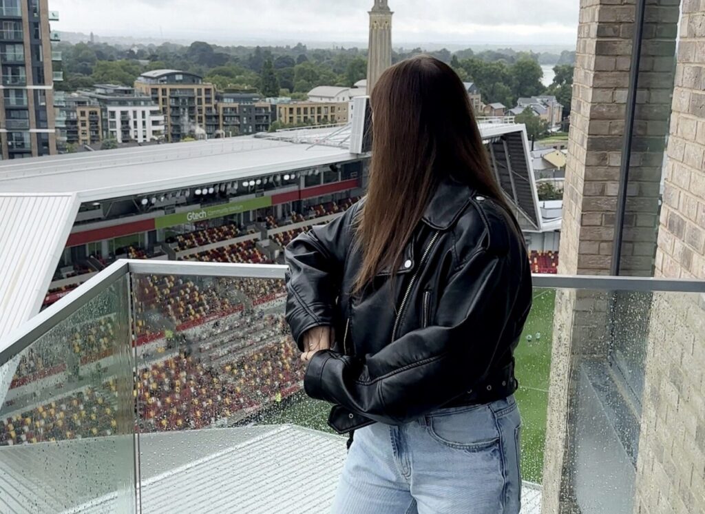 Woman who had never watched football loves flat with epic Premier ...