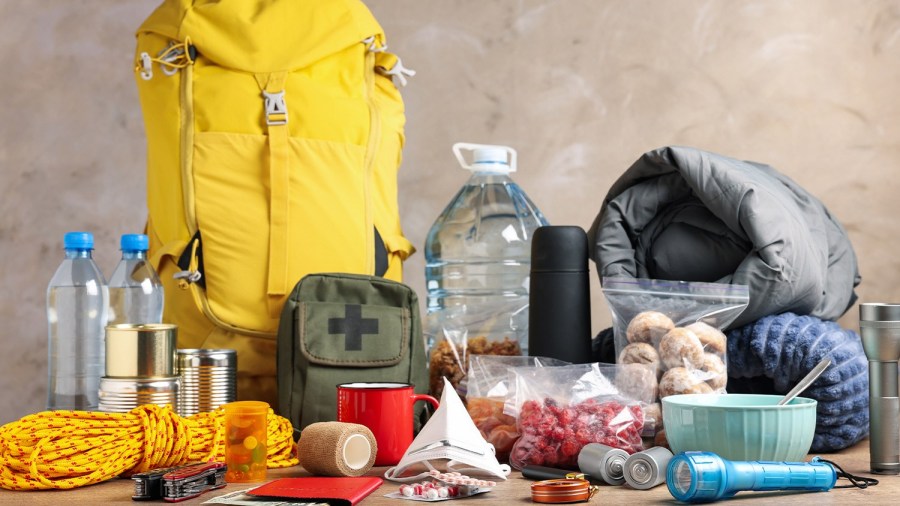 What to put in a winter emergency preparedness kit