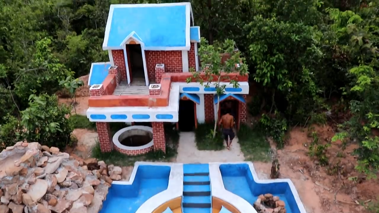 What 125 days of construction created in this clay villa project