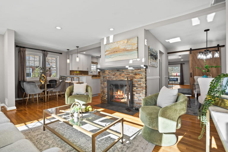 Elevated one level living in Hollin Hall Village in the heart of Fort Hunt