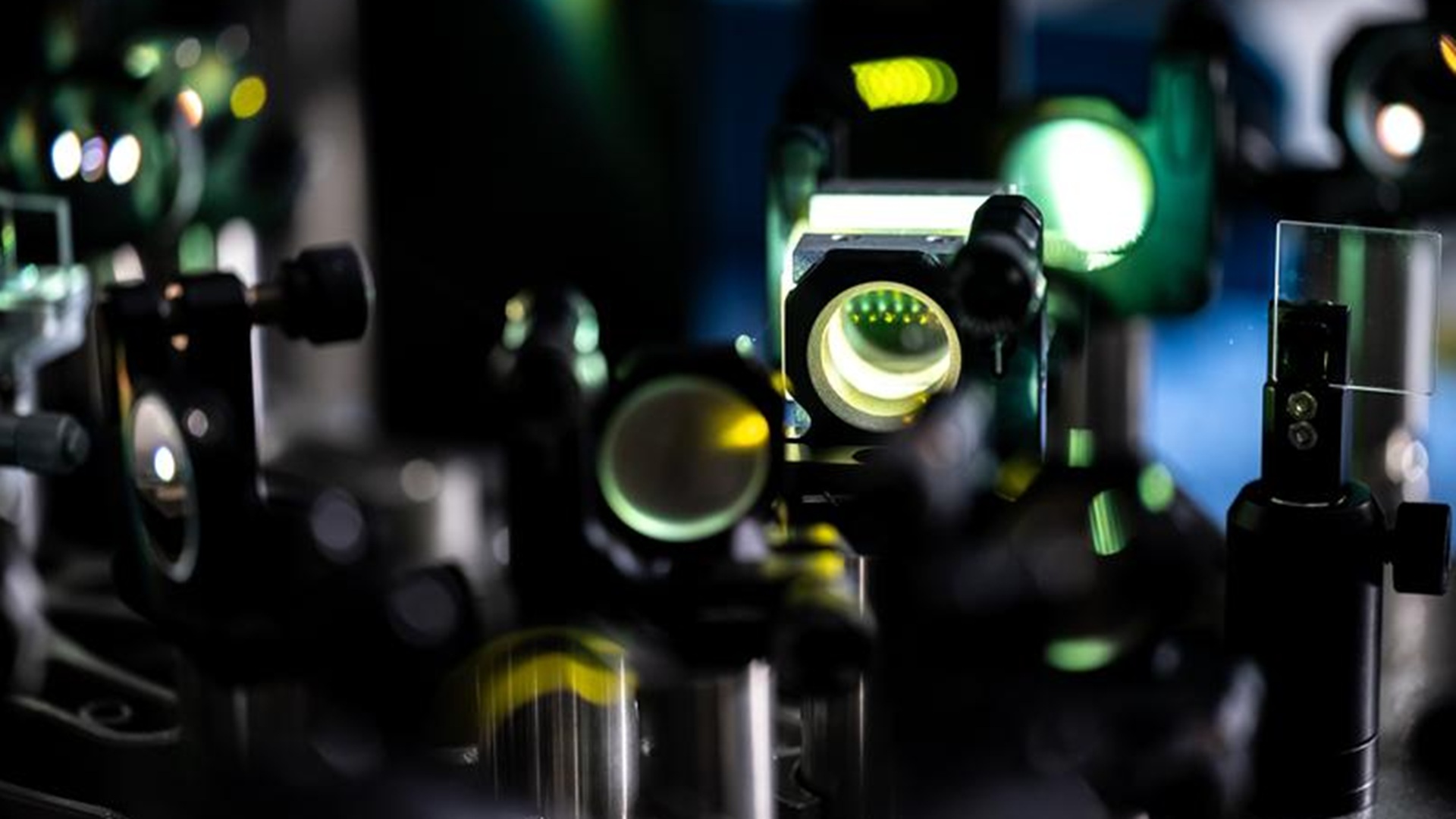 Tiny optical device switches light 10,000 times faster, promises faster ...