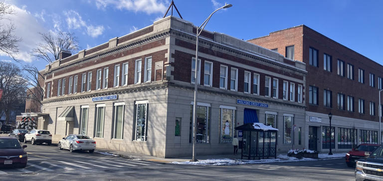 2 suspects arrested after robbery at West Springfield bank