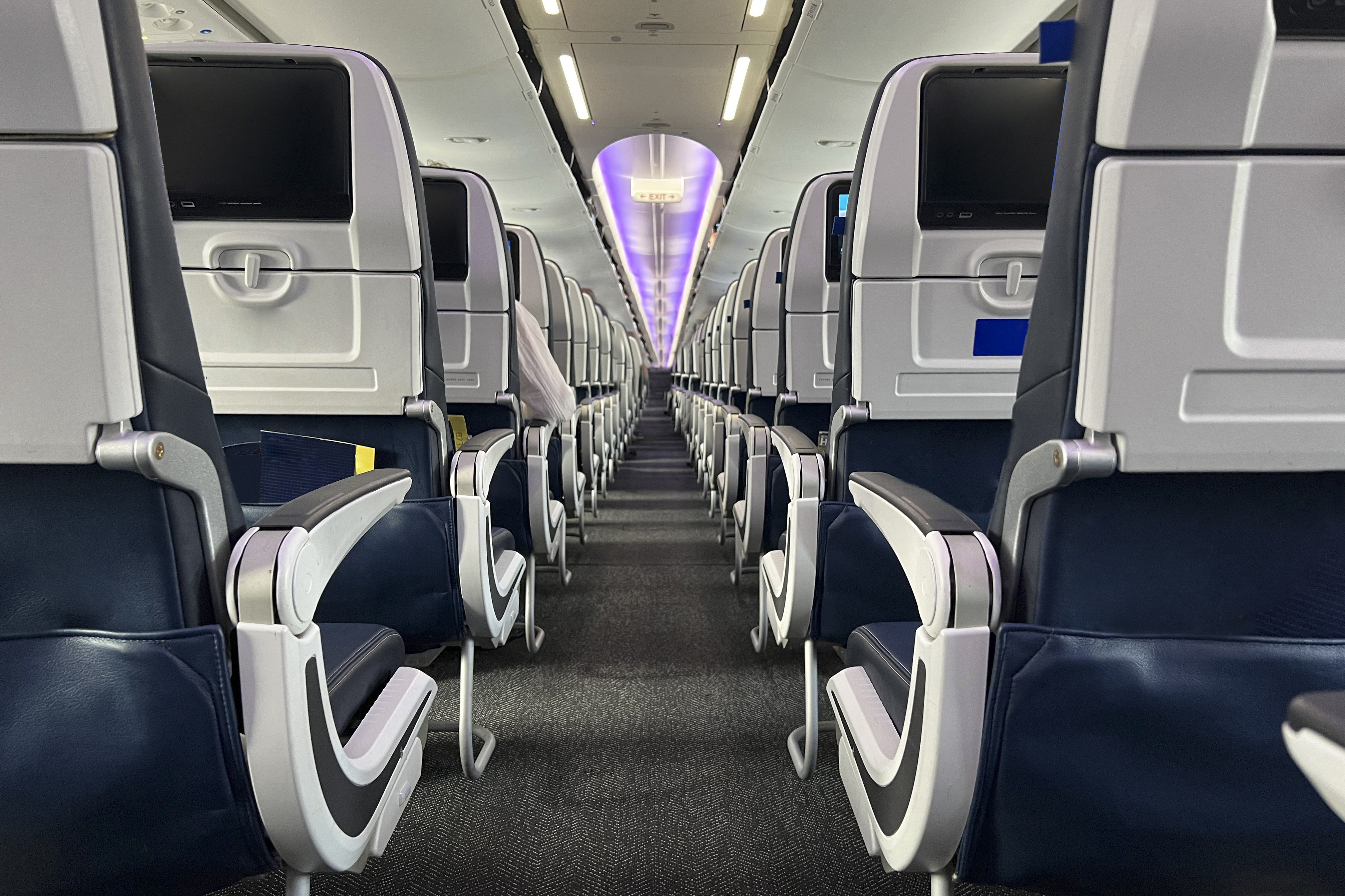 Former flight attendant posed as a pilot and received hundreds of free ...