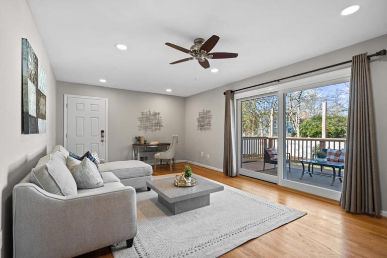 Elevated one level living in Hollin Hall Village in the heart of Fort Hunt