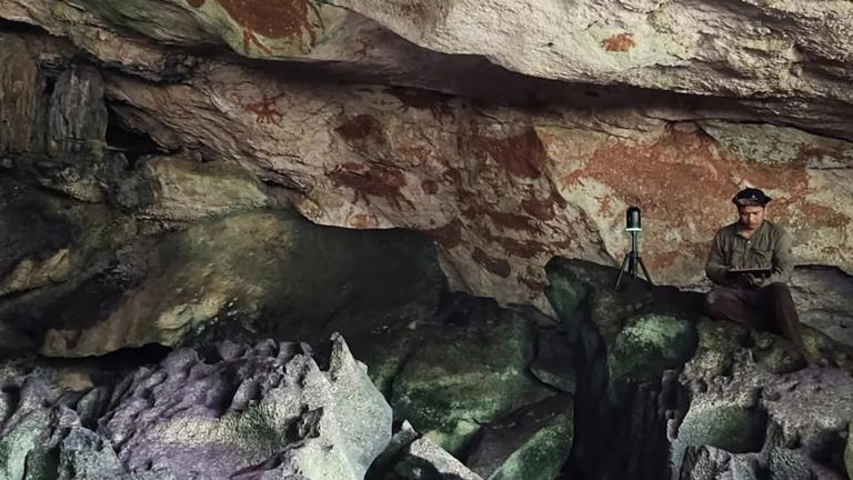 Discovered: An outline of a hand that’s at least 67,800 years old