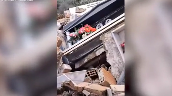 Maltempo in Calabria, frana nel cimitero di San Mauro Marchesato: bare ...