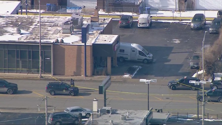 FBI, police response spotted in Blue Island