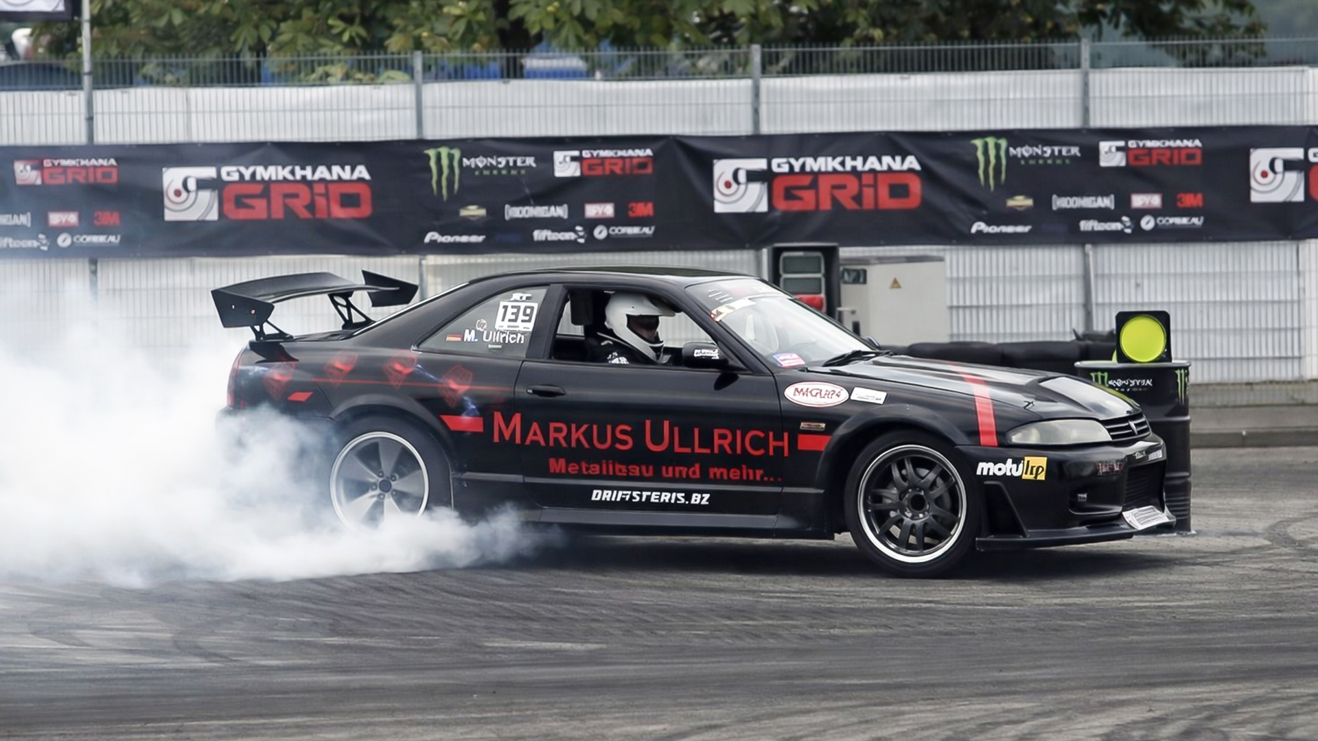 Nissan Skyline GTR R33 Shows Precise Drift Control