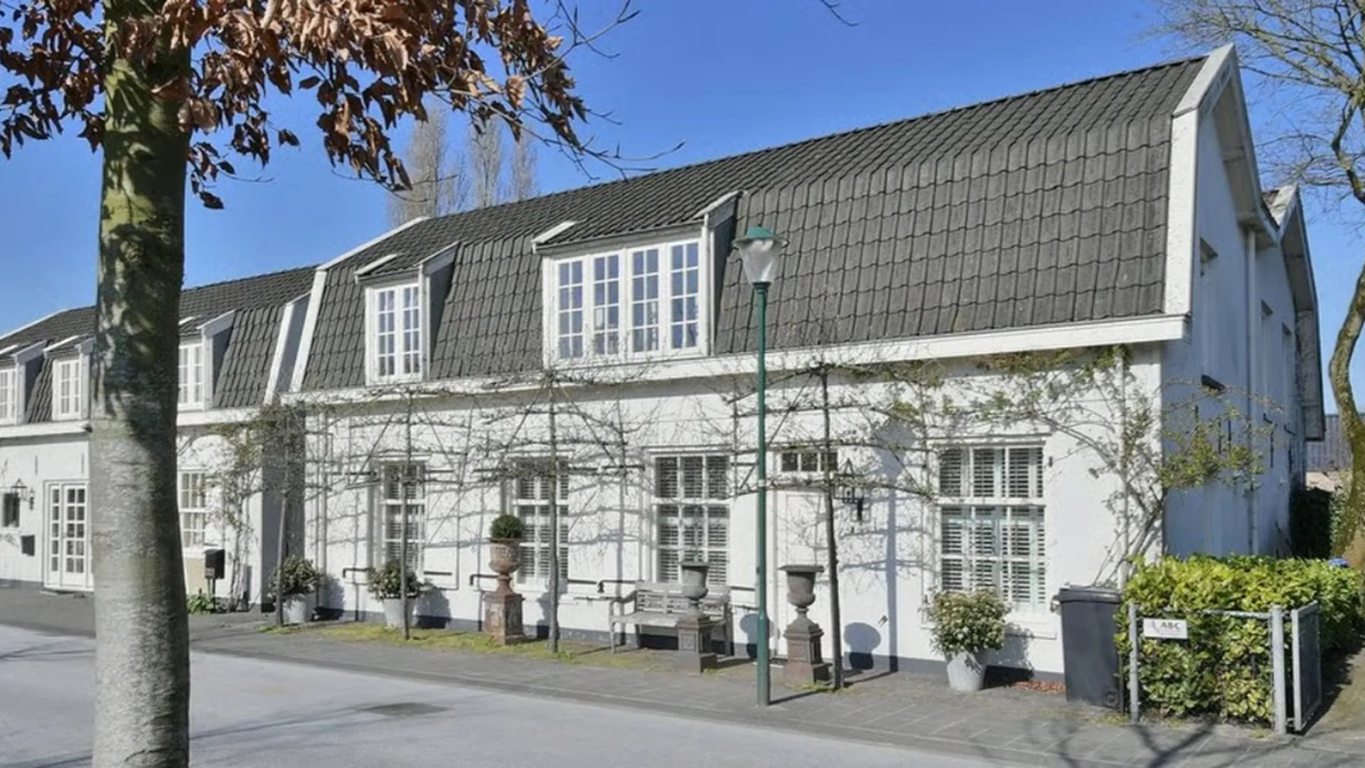 De voormalige woning van Bram Moszkowicz is na zijn gedwongen vertrek ...