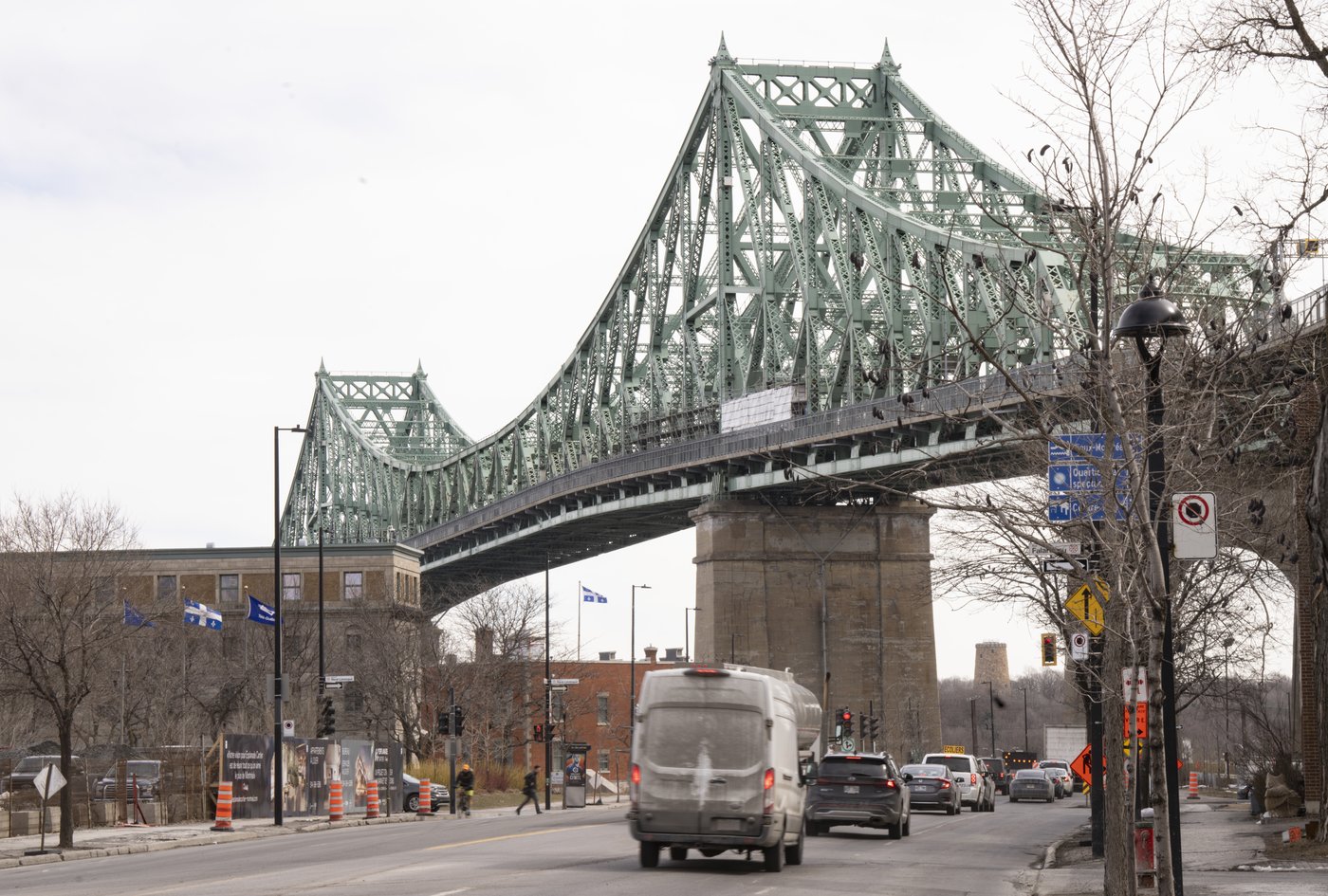 Fire in industrial building closes Montreal's Jacques Cartier Bridge