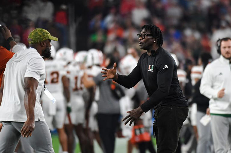 Michael Irvin's controversial moment with Miami players goes viral