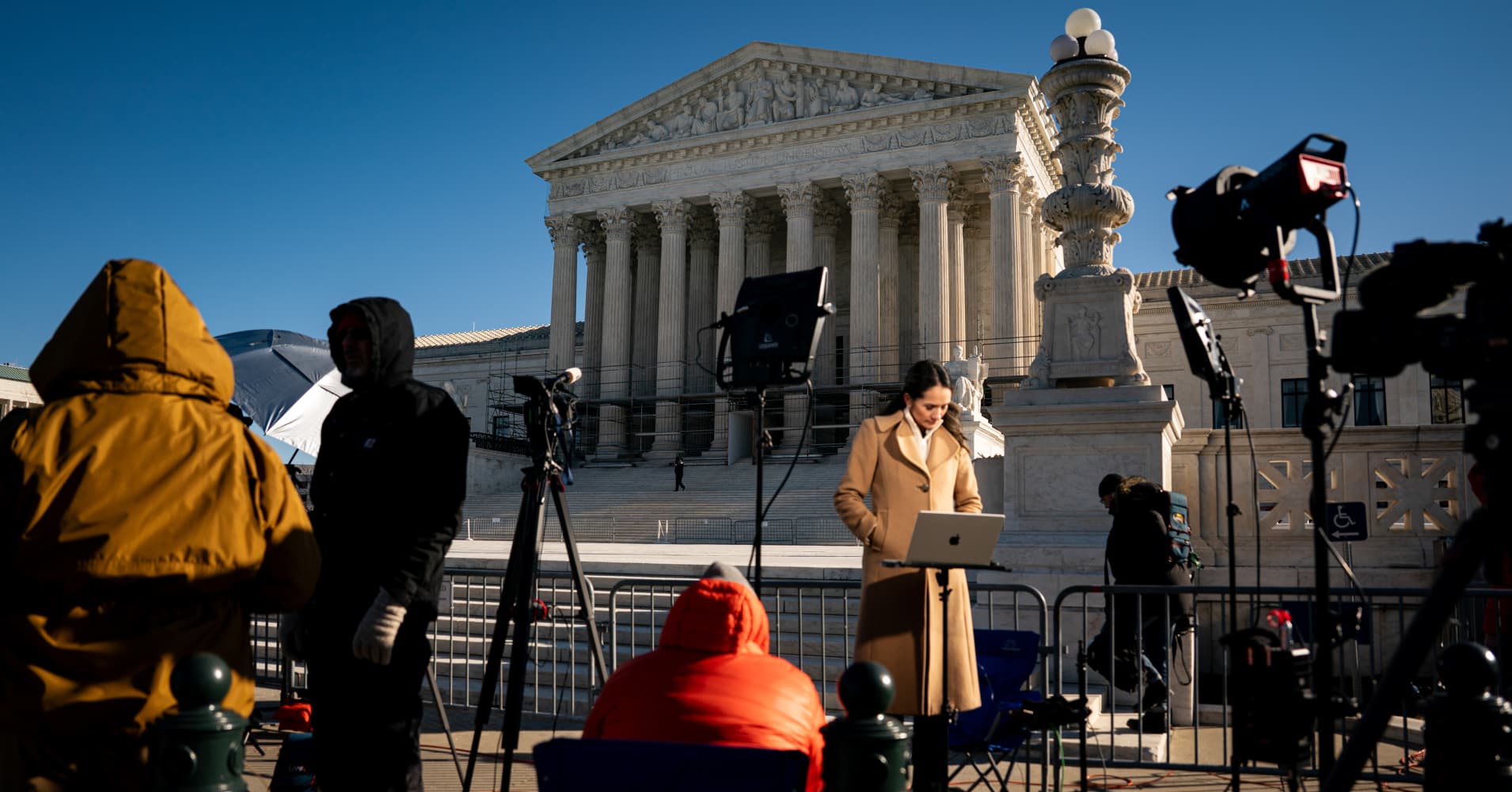 Supreme Court hears arguments on Trump bid to fire Fed Governor Lisa Cook
