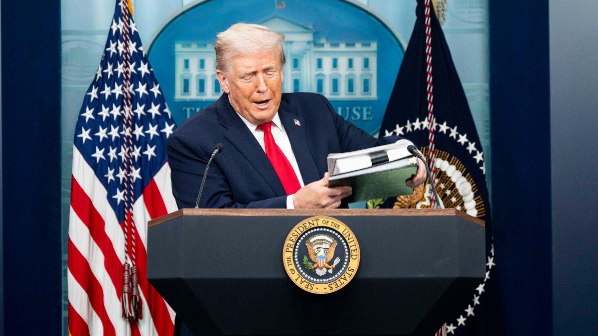 Ex-Donald Trump ally warns he's 'mentally slipping' following 'bizarre ...