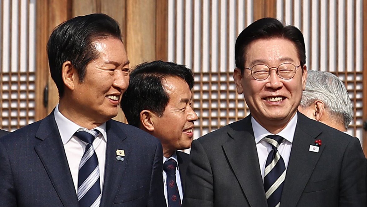 President Lee's joke, Jung's 'pro-Cheong Wa Dae' remark spark silence