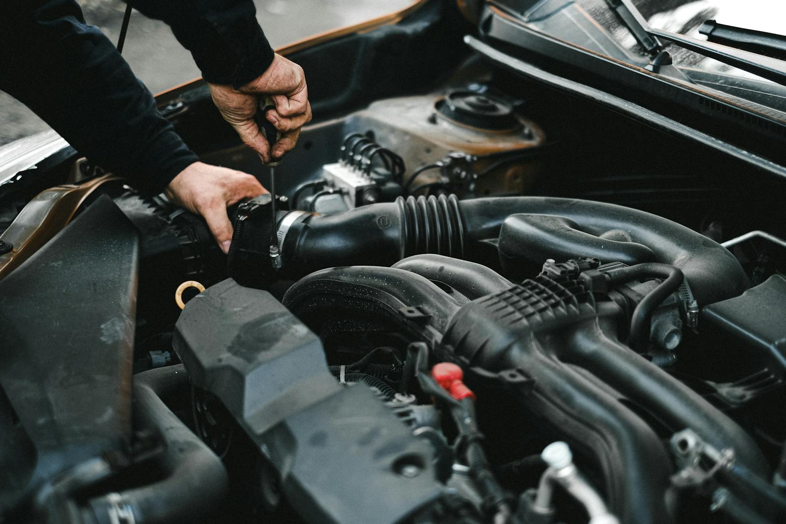 Mechanics are sharing the car problems people ignore until it’s too late
