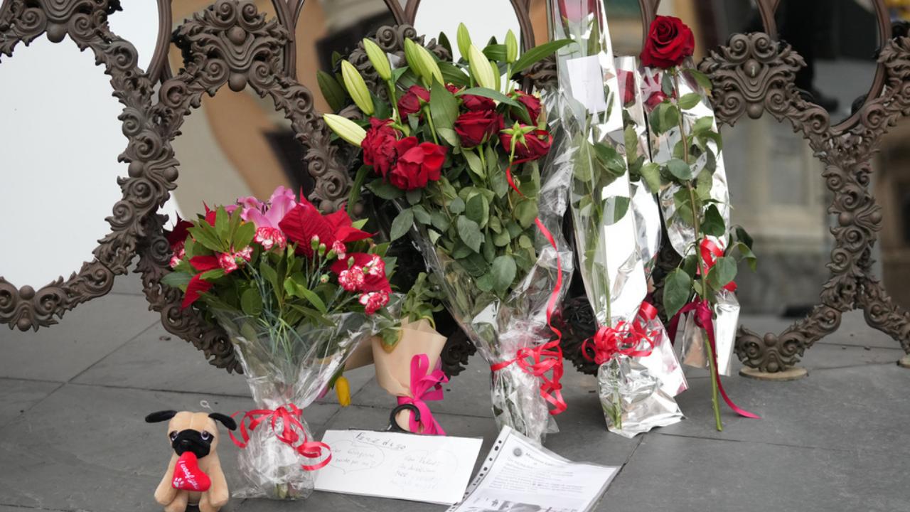 Hundreds pay respects to designer Valentino