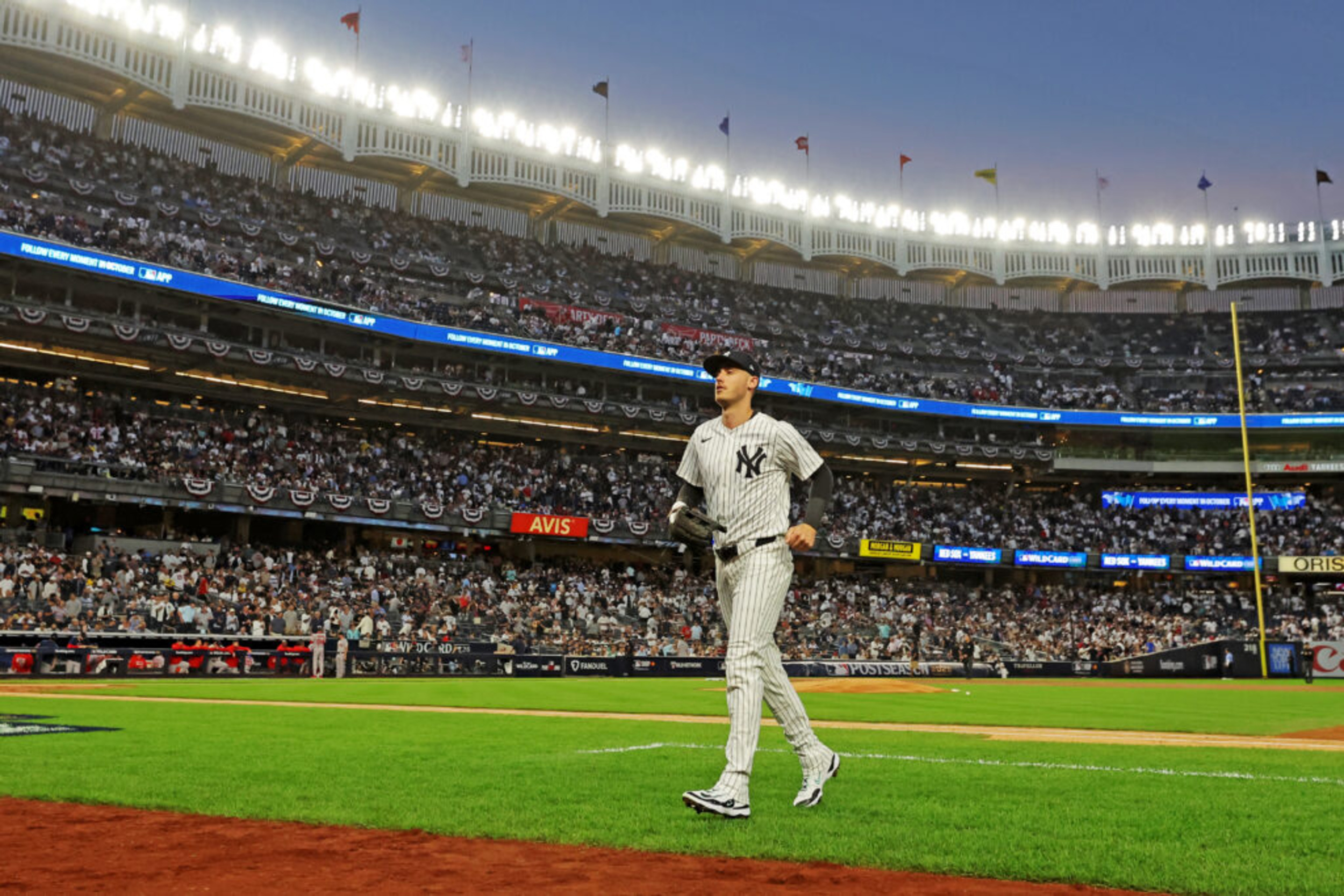Cody Bellinger re-signs with the Yankees