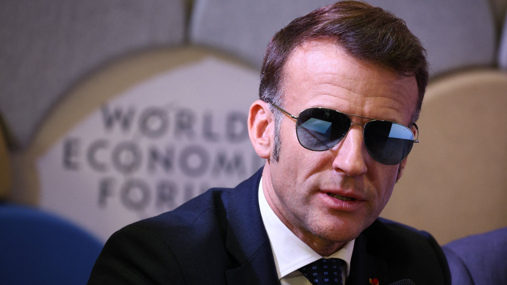 ¿Por qué Emmanuel Macron apareció en Davos con gafas de sol?