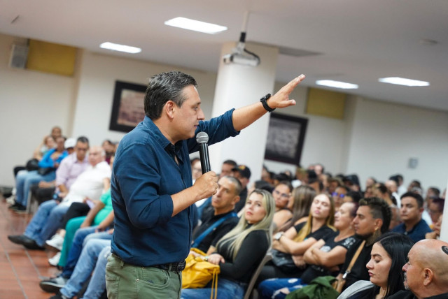 Mauricio Lizcano, candidato presidencial por firmas, recibe coaval de ...