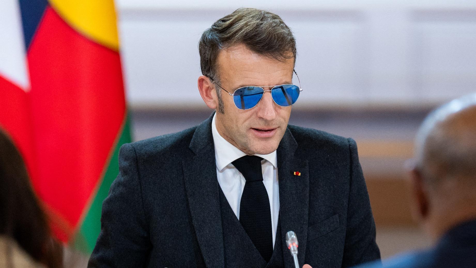 Emmanuel Macron surprend à Davos avec ses fameuses lunettes de soleil ...