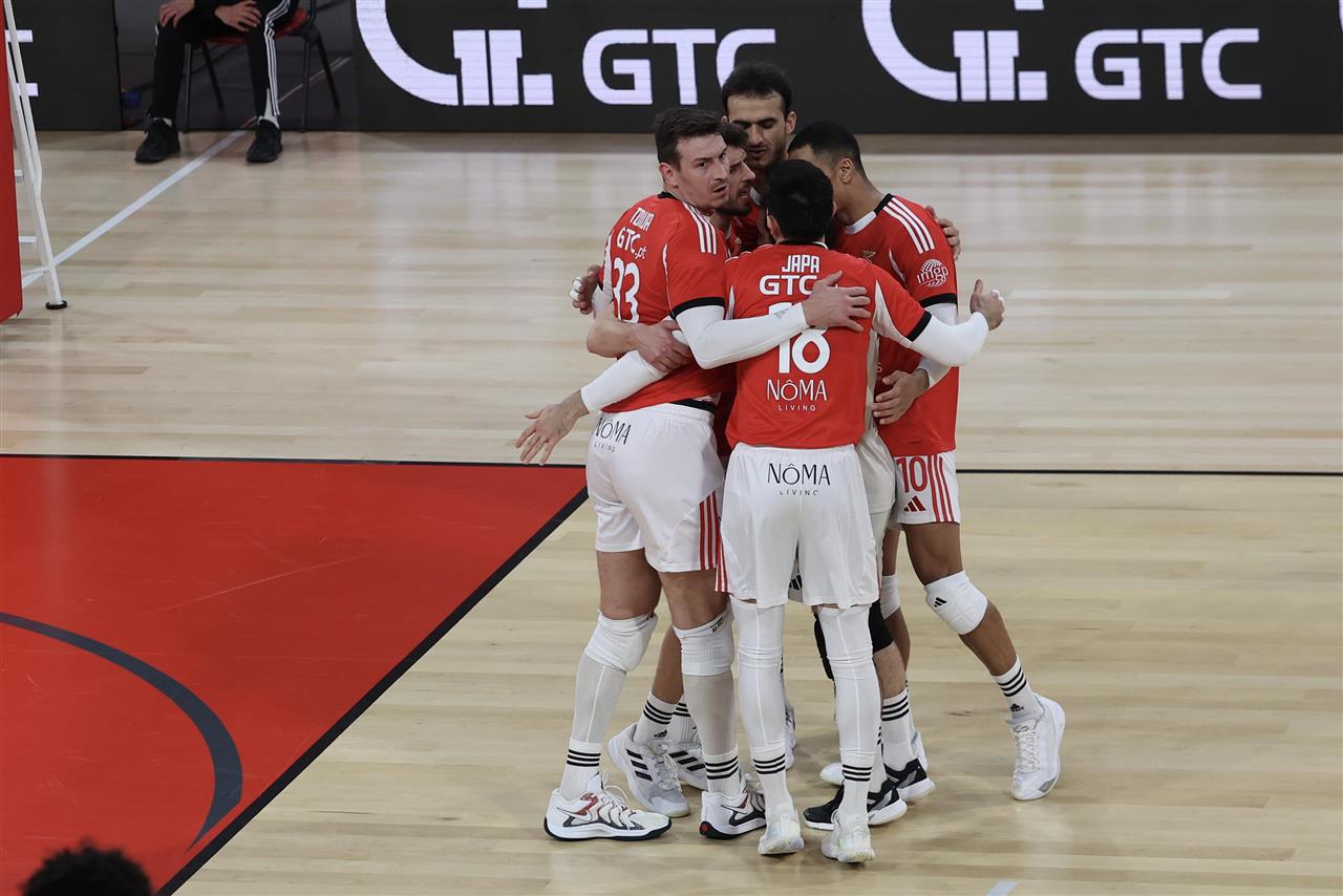 Benfica vence no reduto da AA Espinho e mantém pressão sobre o Sporting