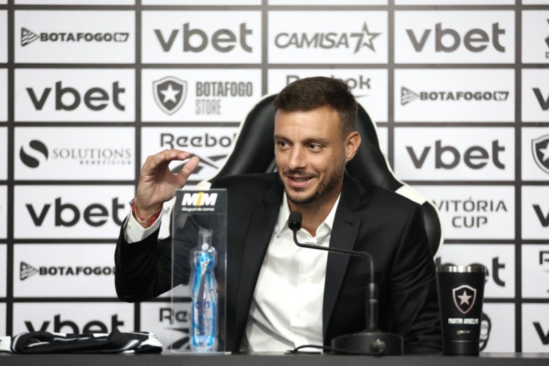 Entre tinieblas: Martín Anselmi es presentado en Botafogo con un apagón ...