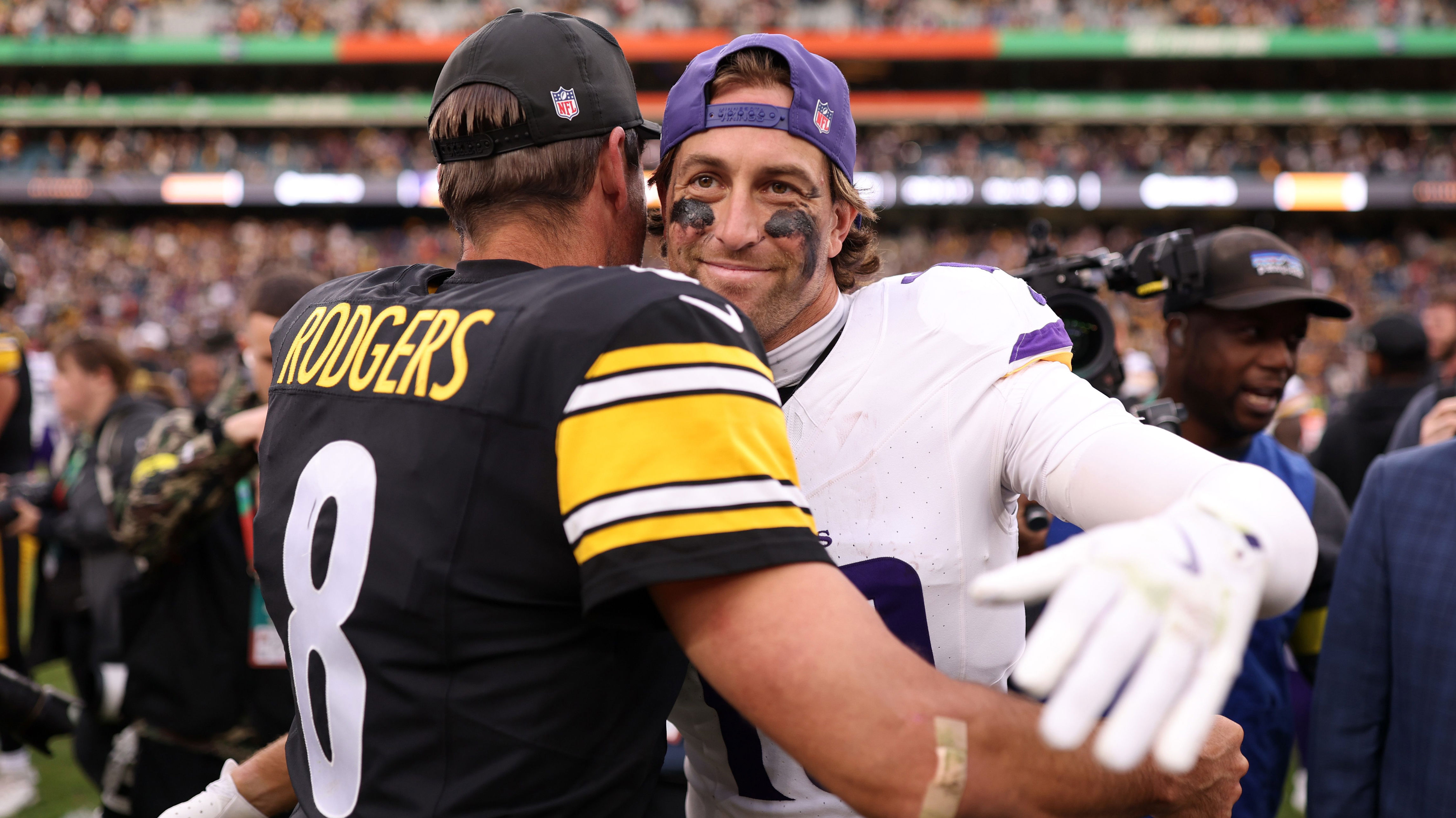 Ex-Vikings WR Adam Thielen reconsiders retirement amid Rodgers decision