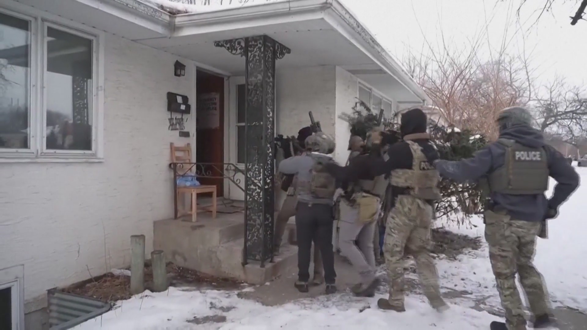 Immigration officers assert sweeping power to enter homes without a ...