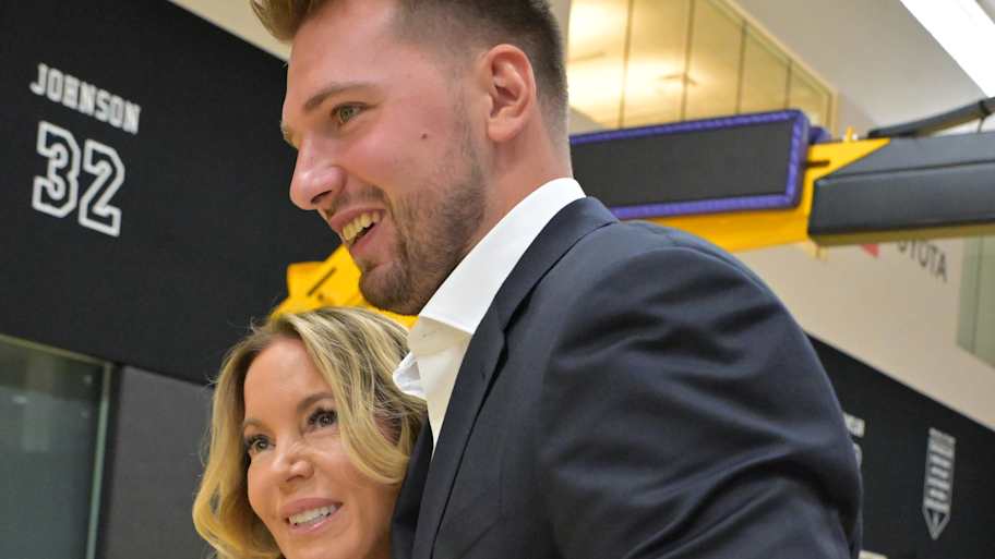 Jeanie Buss' ruthless Lakers firing of little-known sister Janie is ...
