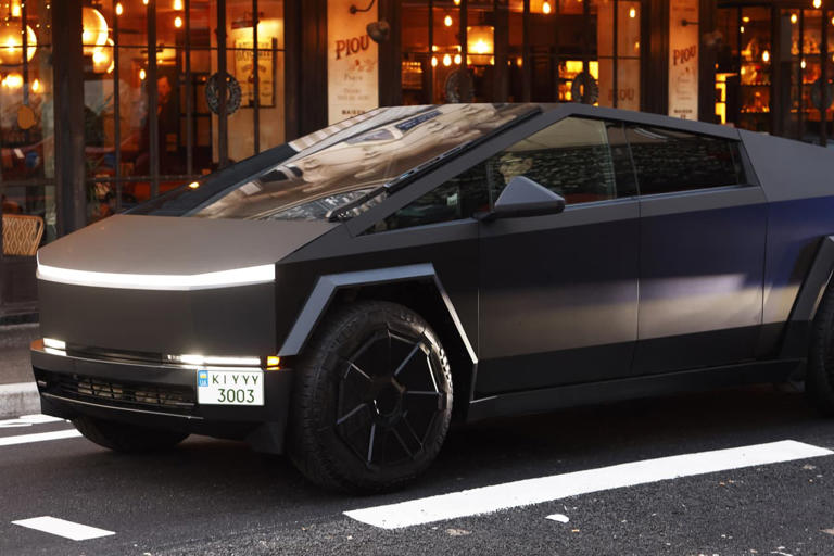 Tesla’s self-driving mode gets drivers an insurance break. What it ...