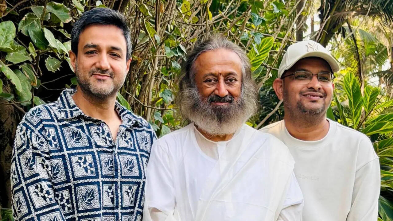 Siddharth Anand encounters Sri Sri Ravi Shankar during filming of ...