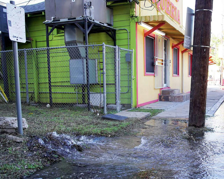 Houston Mayor John Whitmire will let the feds decide whether to pay out ...