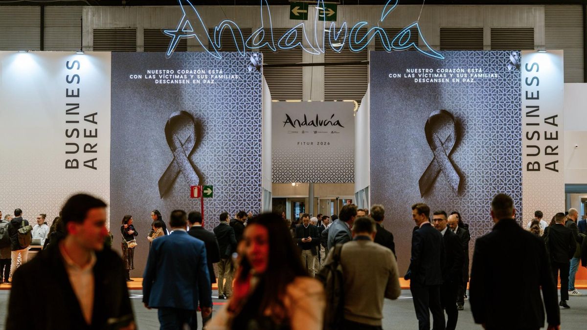 Andalucía tiñe de luto Fitur por la tragedia de los trenes en Adamuz