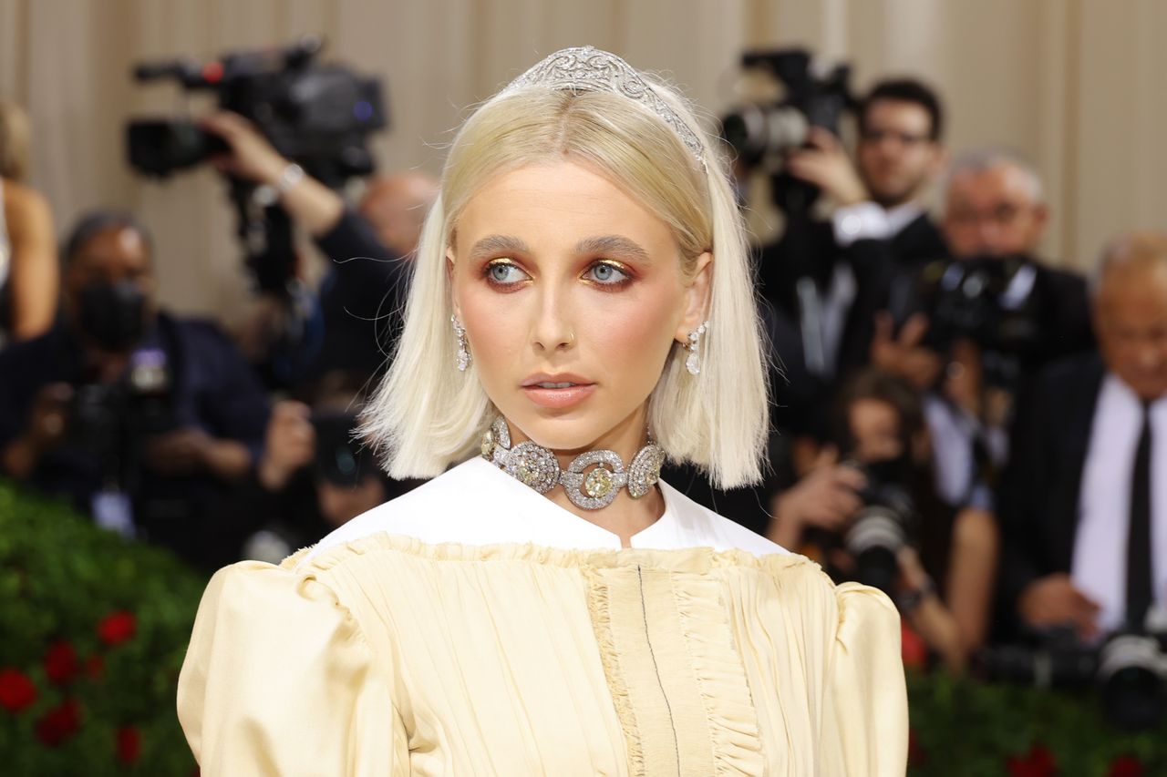 Emma Chamberlain ditches her bleach blonde pixie for first major hair ...