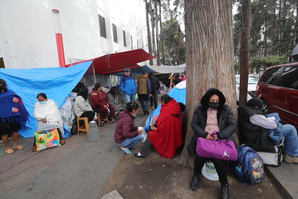 Crónica. Usan hasta tres capas de ropa para soportar el frío afuera de ...
