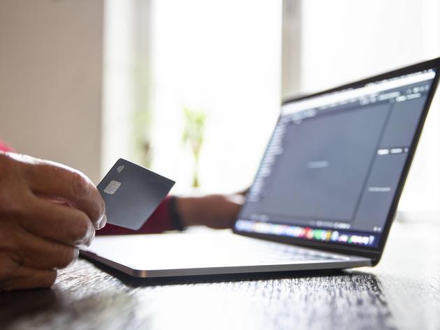 „Zu alt“: Bank verweigert Rentner eine Kreditkarte – Gericht fällt ...