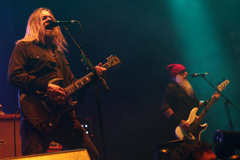 Iconic '90s rock band announces 2026 tour dates with special guest